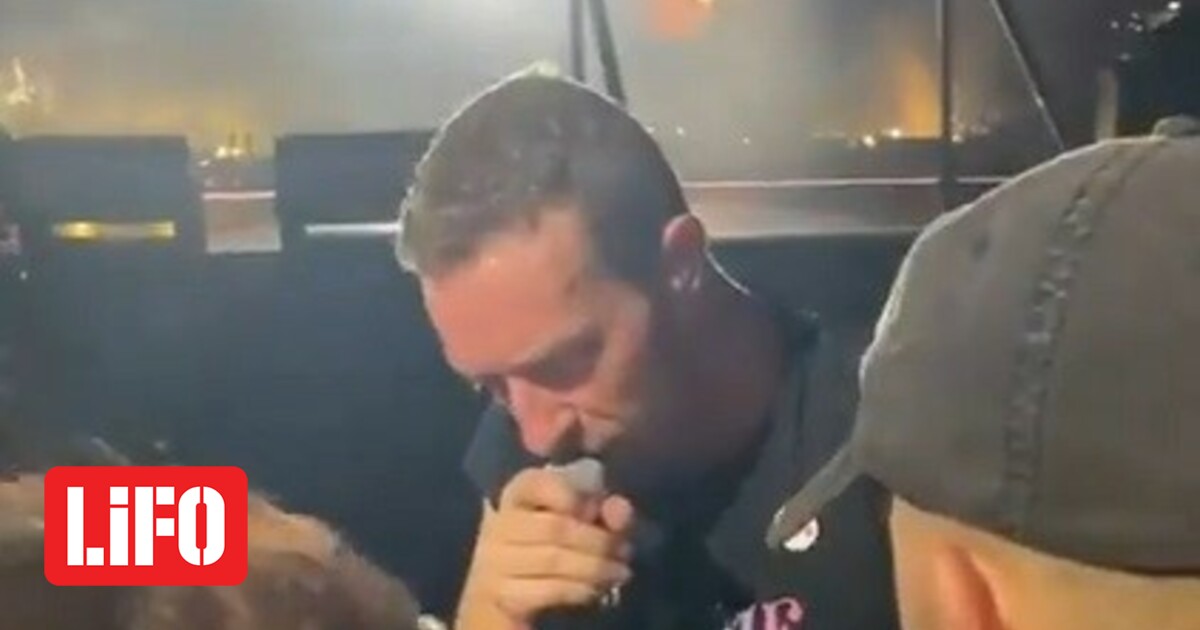 Coldplay: Ο Κρις Μάρτιν σχεδίασε τατουάζ για έναν φαν κατά τη διάρκεια συναυλίας στο Γουέμπλεϊ ...